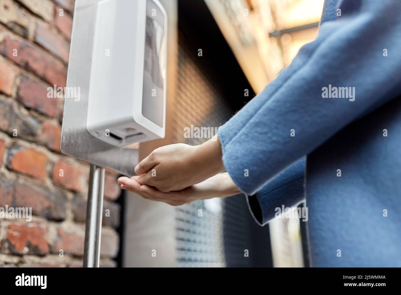 Hand sanitizer dispenser hi-res stock photography and images - Alamy