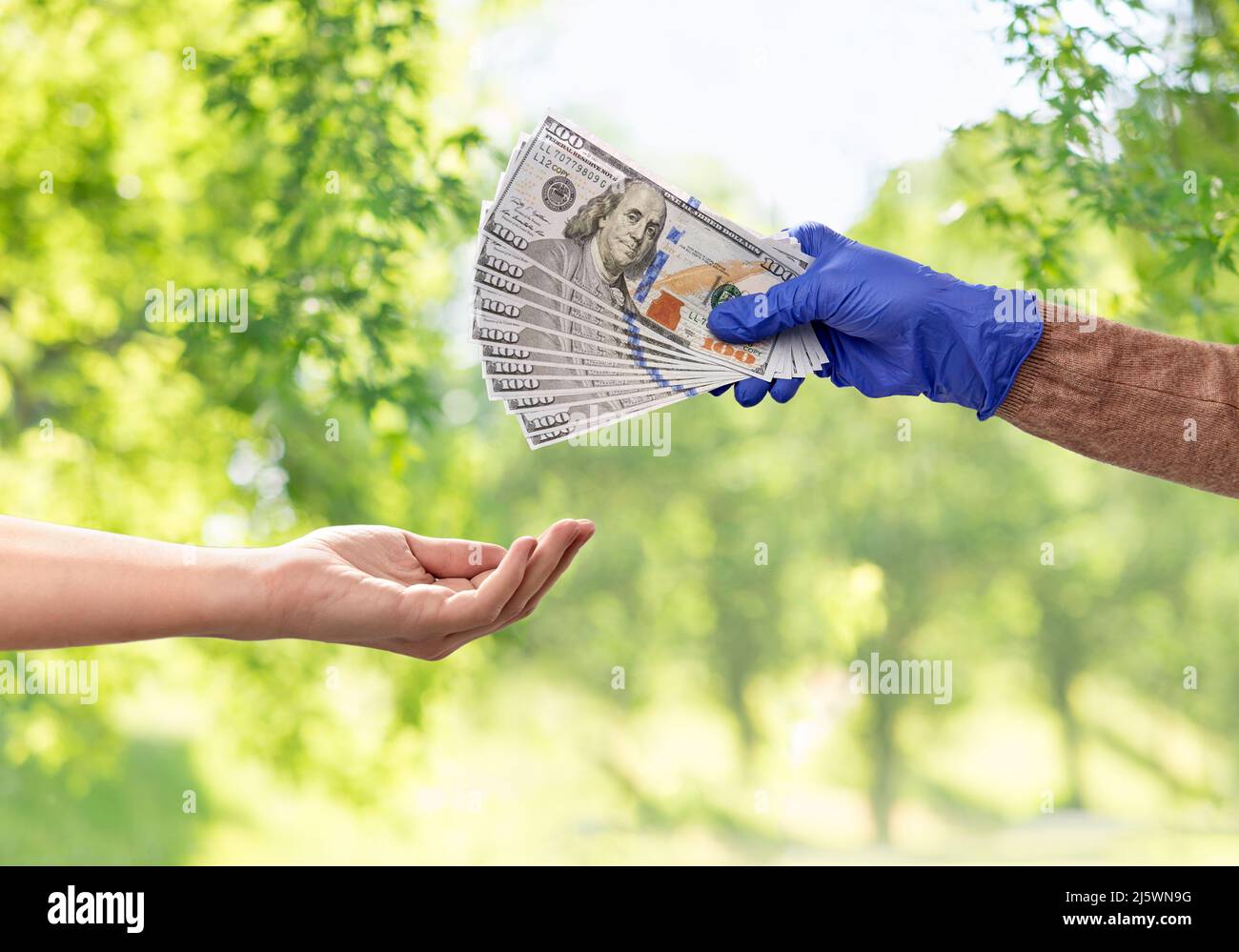 Close up hand giving money hi-res stock photography and images - Alamy