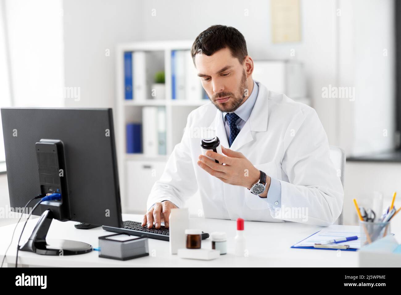 Medicine computer hi-res stock photography and images - Alamy