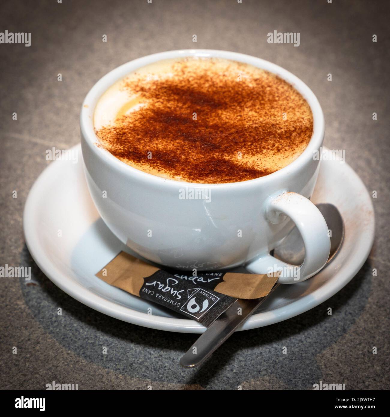 Coffee latte with chocolate dusting powder Stock Photo - Alamy