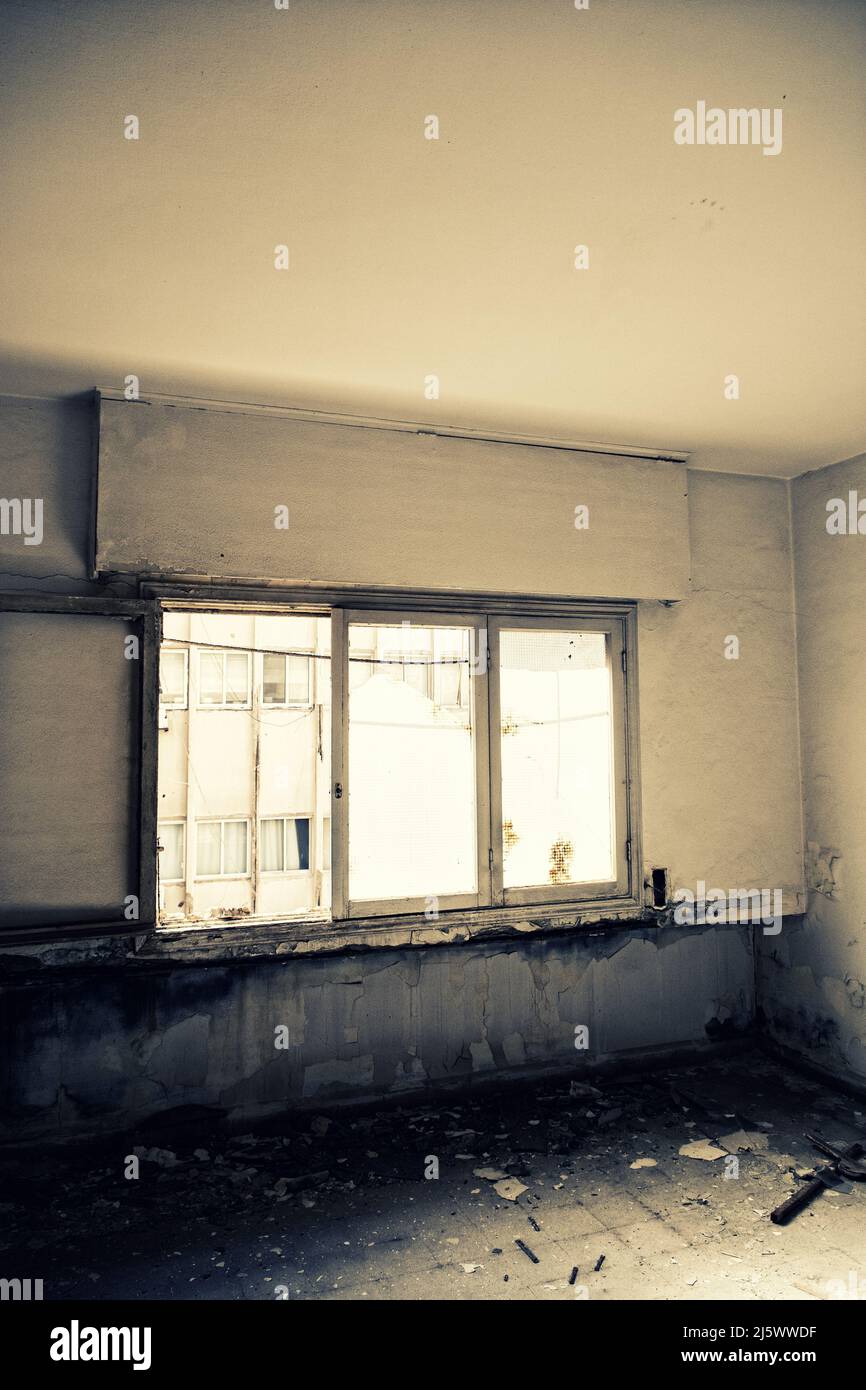 Abandoned room with broken window Stock Photo - Alamy