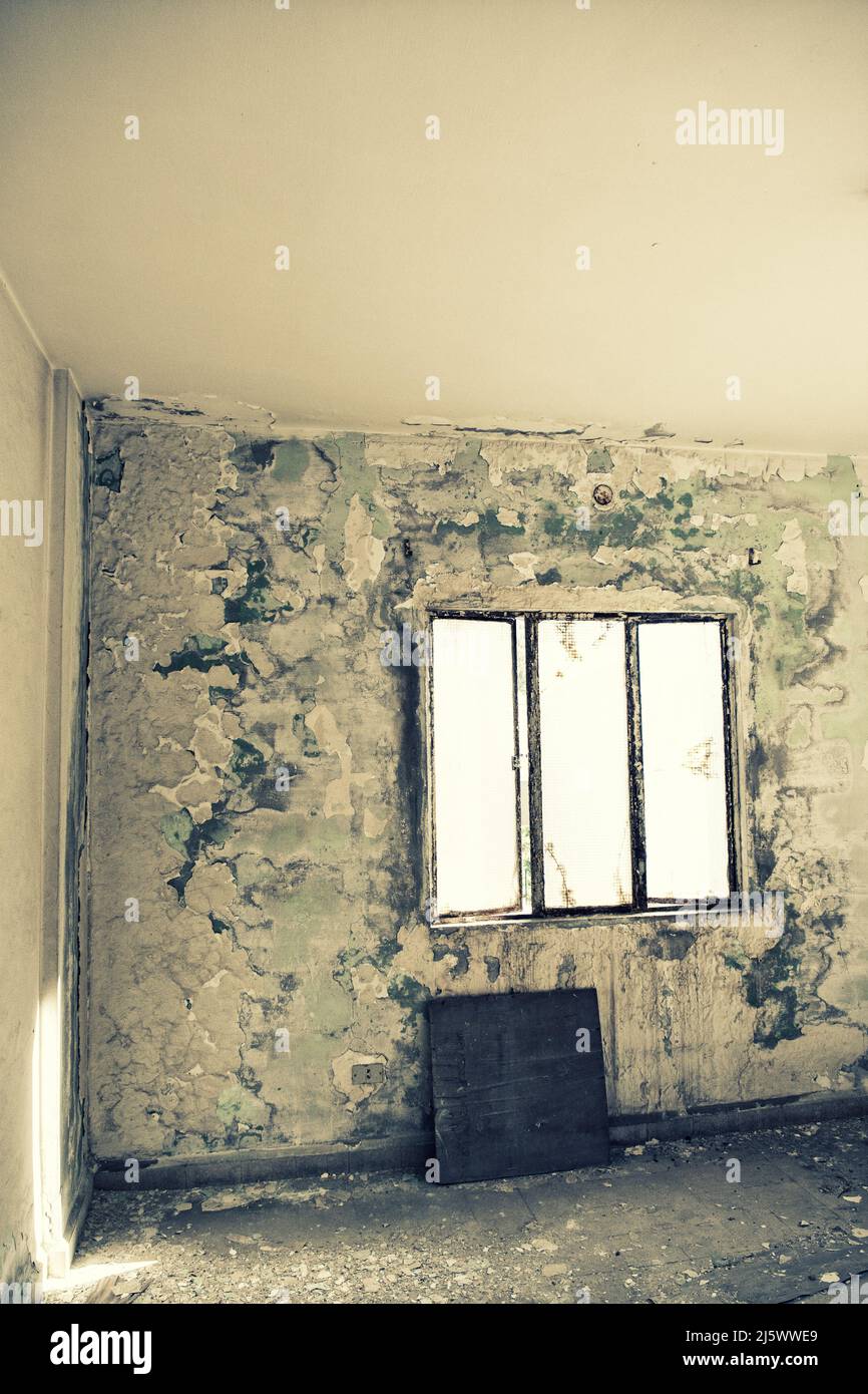 Abandoned room with broken window Stock Photo - Alamy