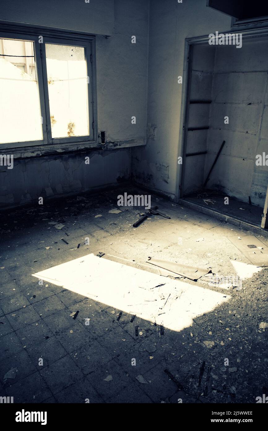 Abandoned room with broken window Stock Photo - Alamy