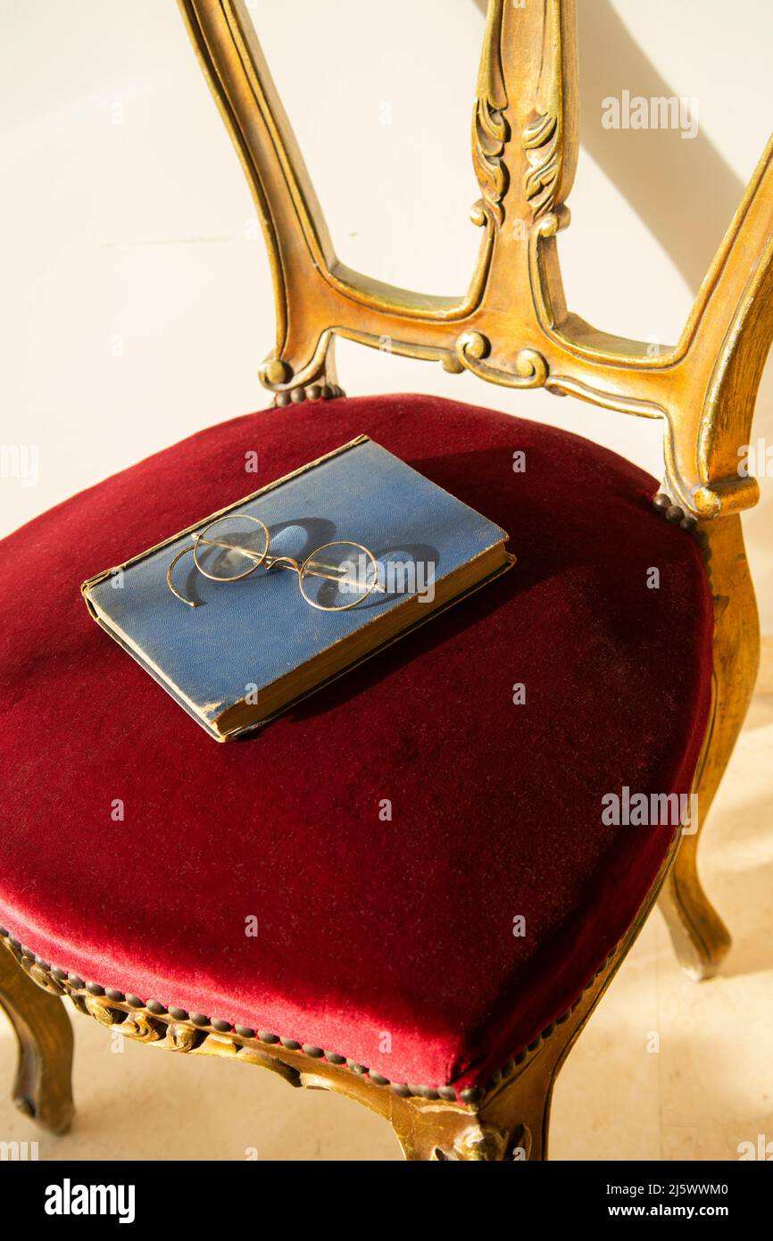 Books and chair hi-res stock photography and images - Alamy