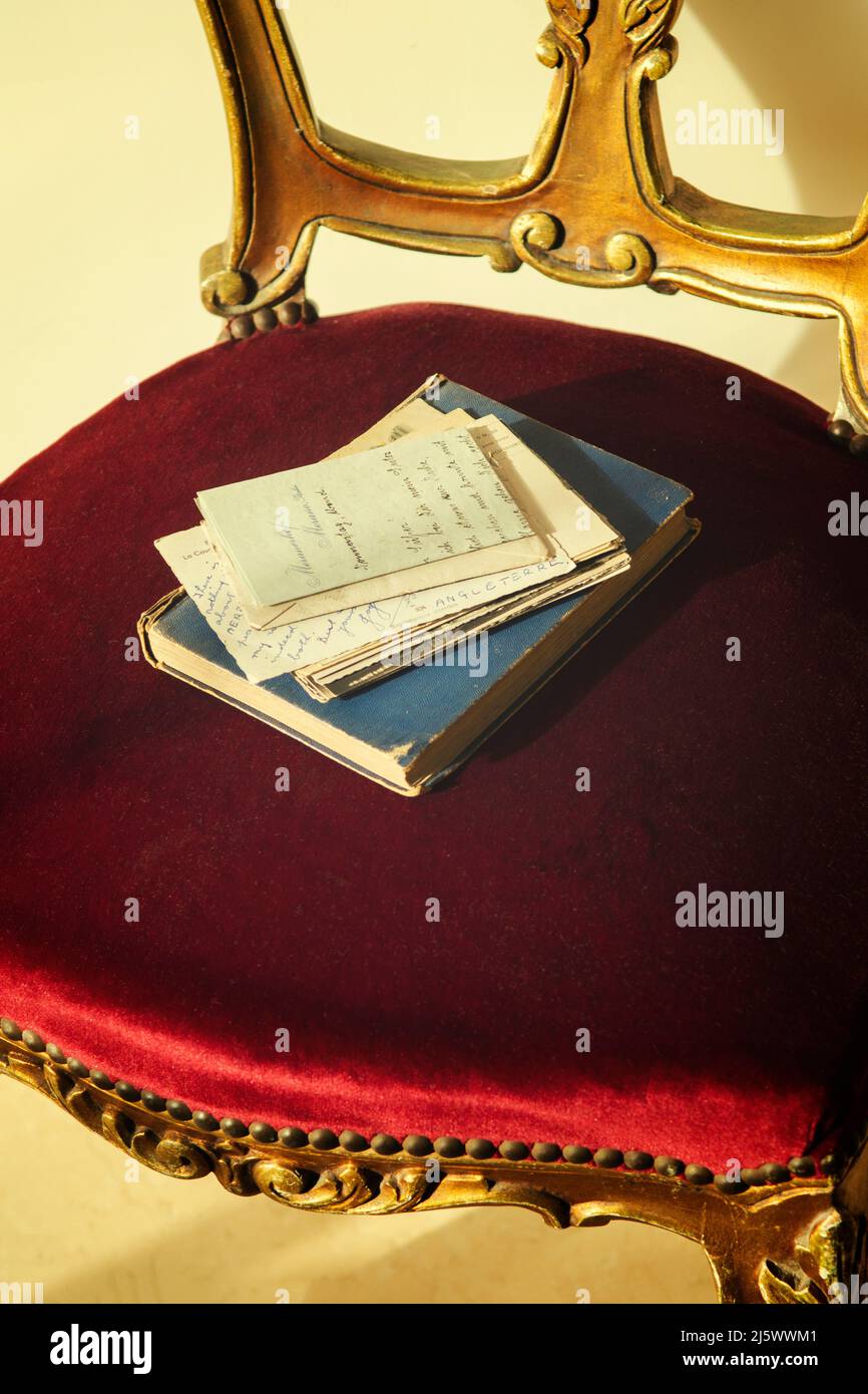 Books and chair hi-res stock photography and images - Alamy