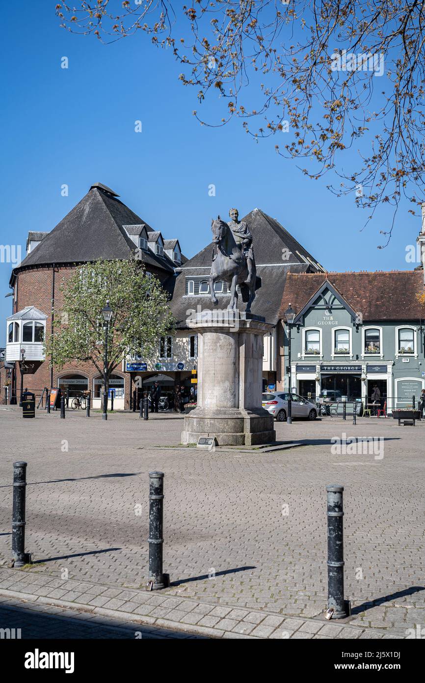 Historic market town square statue of King William III, Petersfield ...