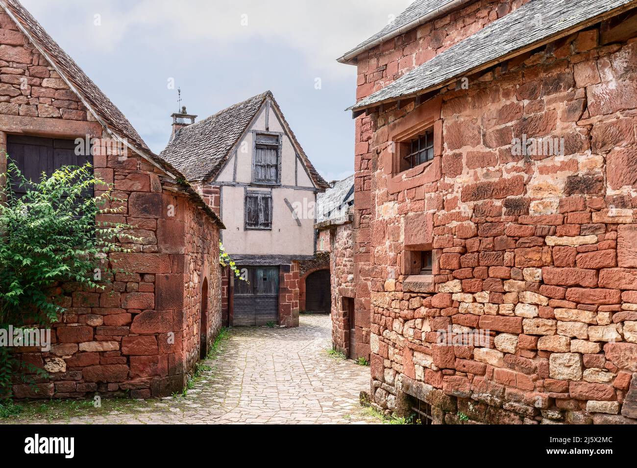 Medieval well village france hi-res stock photography and images - Alamy