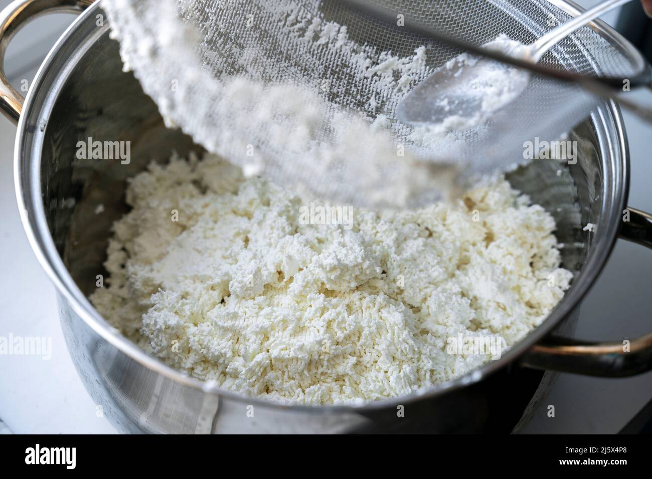 See through saucepan hi-res stock photography and images - Alamy
