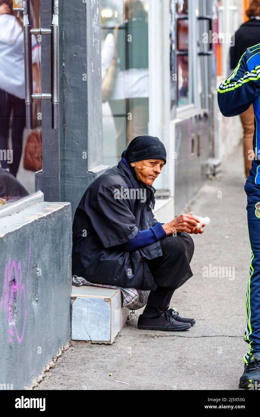 Roadside beggars hi-res stock photography and images - Alamy