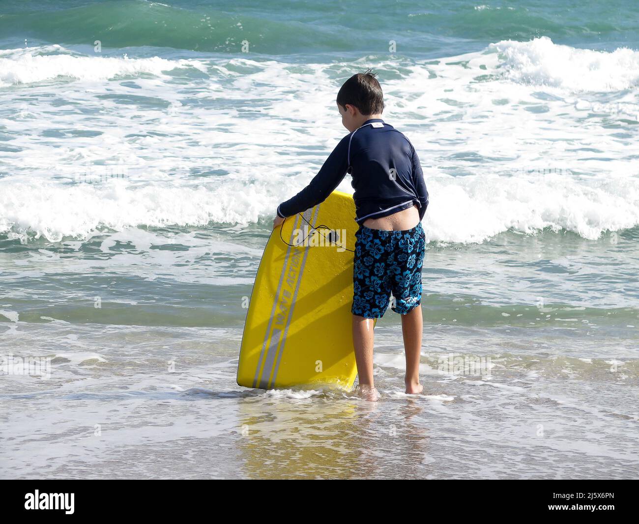 Kids playing with waves hi-res stock photography and images - Alamy
