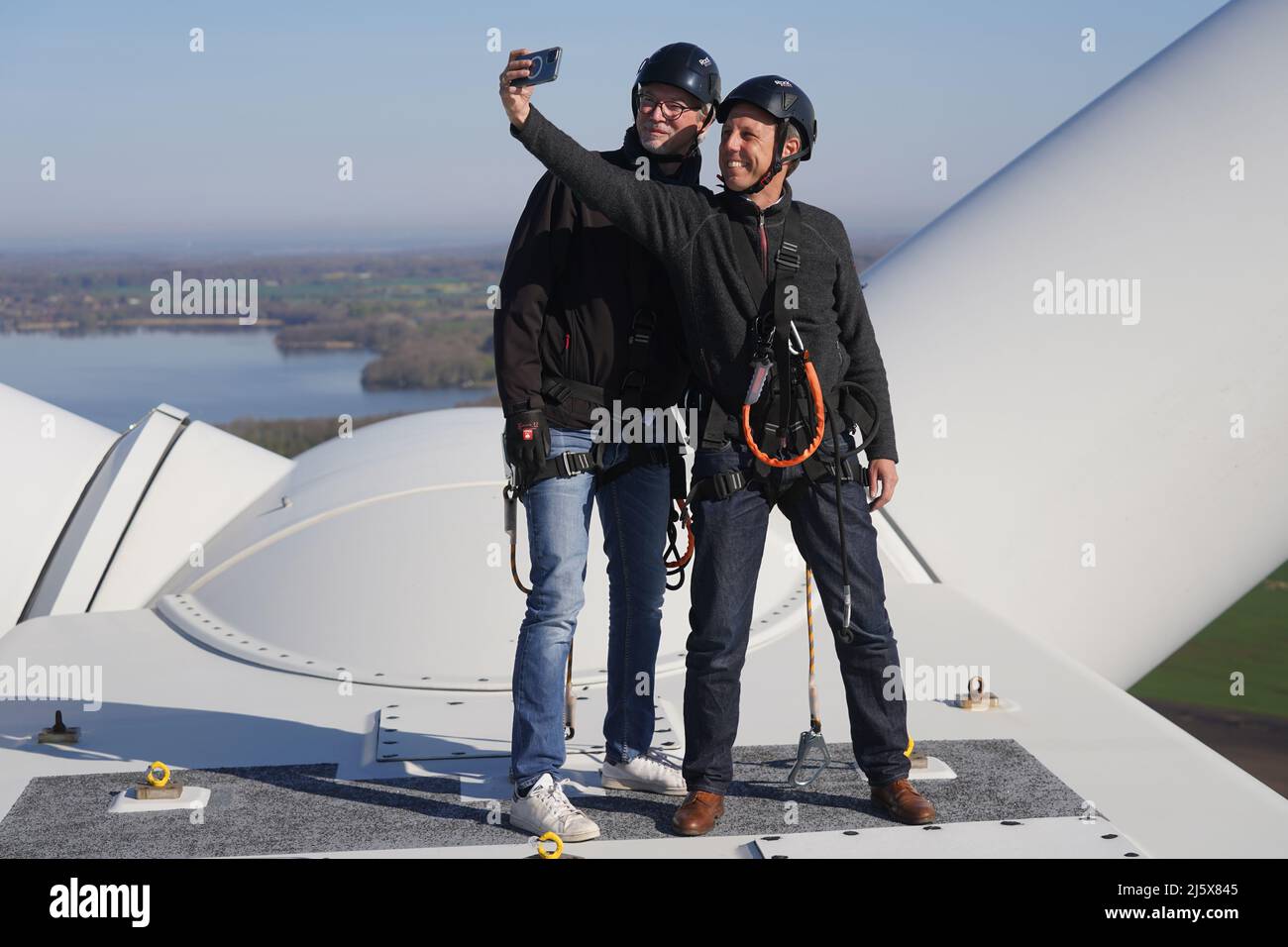 Sehestedt, Germany. 26th Apr, 2022. Thomas Losse-Müller (r), top ...