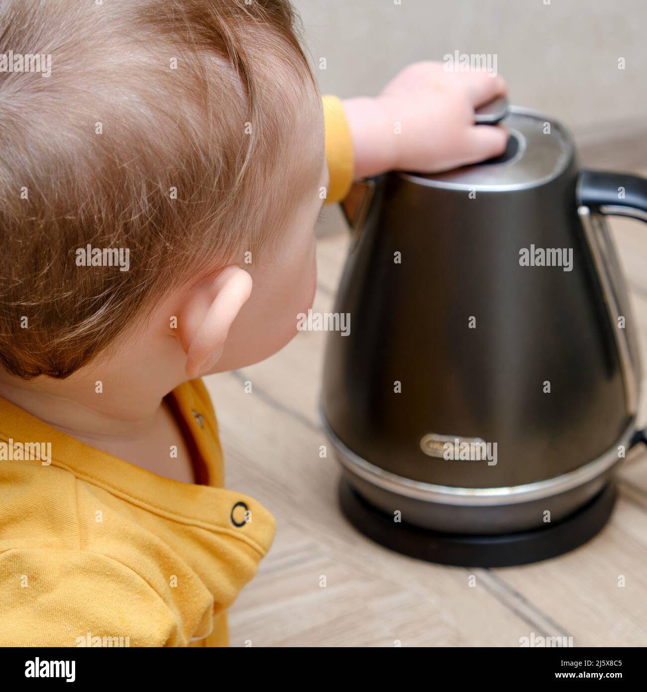 Child burn hand hot water hi-res stock photography and images - Alamy