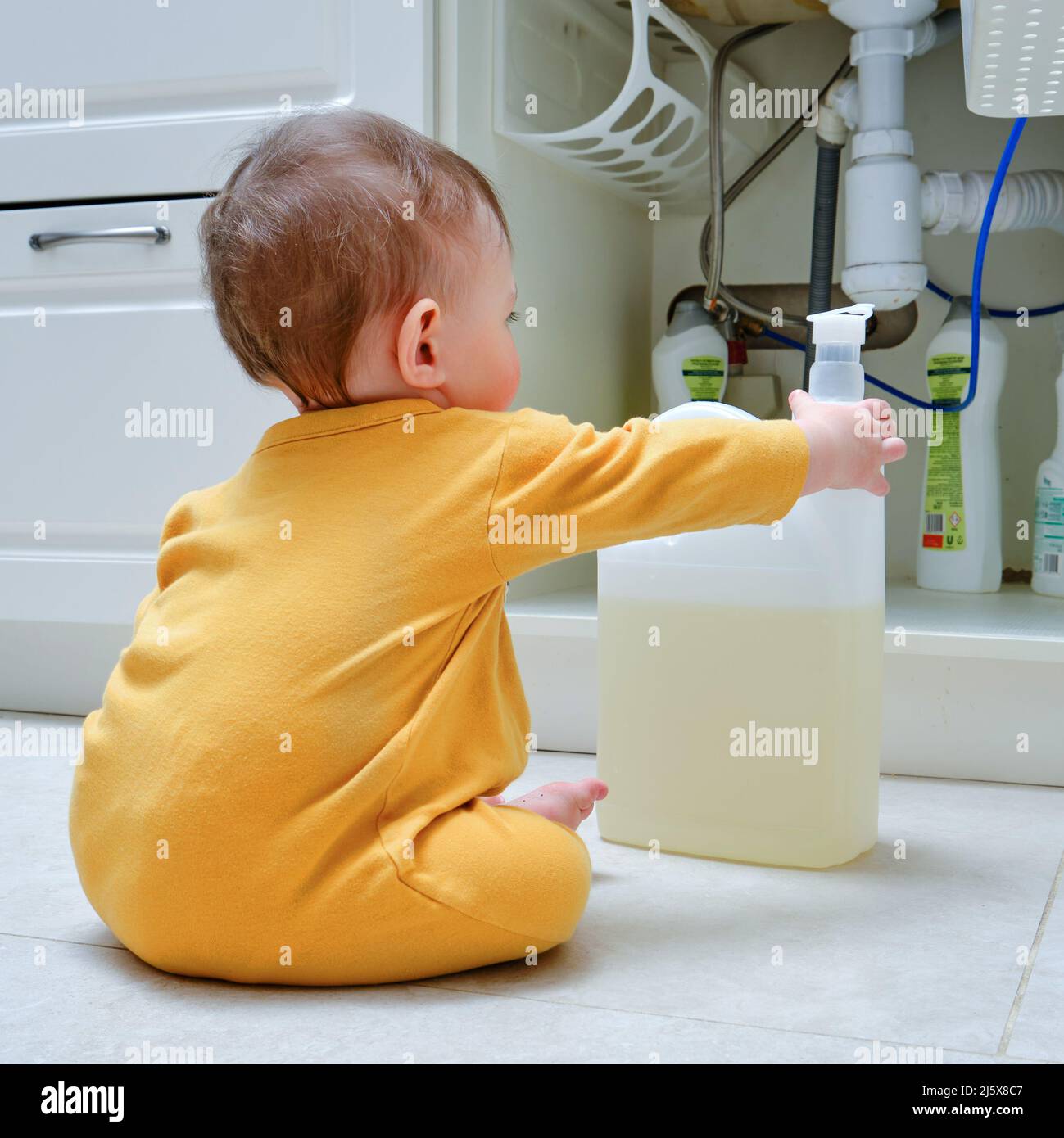 Child with cleaning products hi-res stock photography and images - Alamy