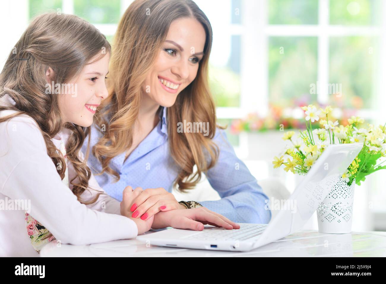 Mother and daughter with laptop computer Stock Photo - Alamy