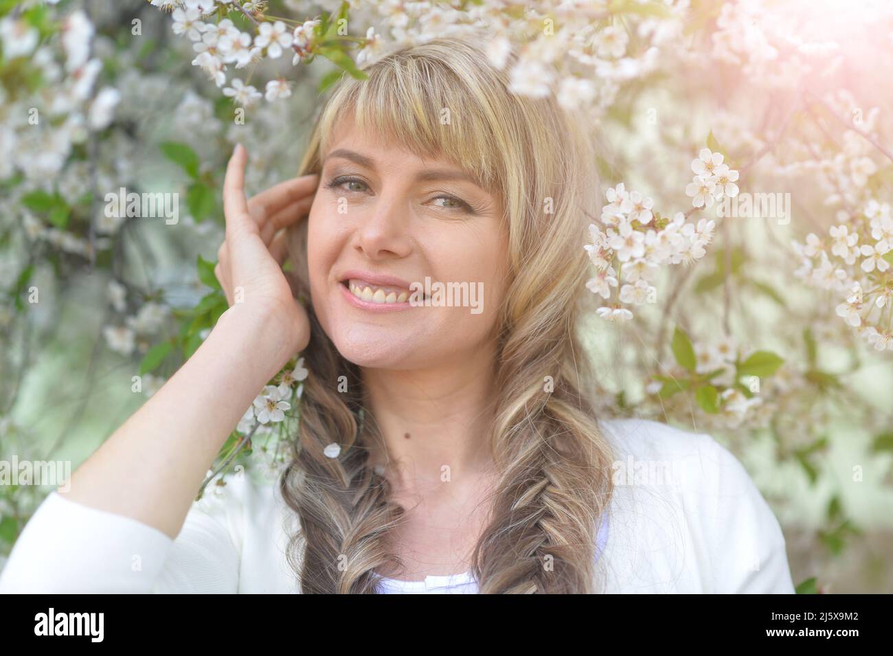 Posing by tree hi-res stock photography and images - Alamy