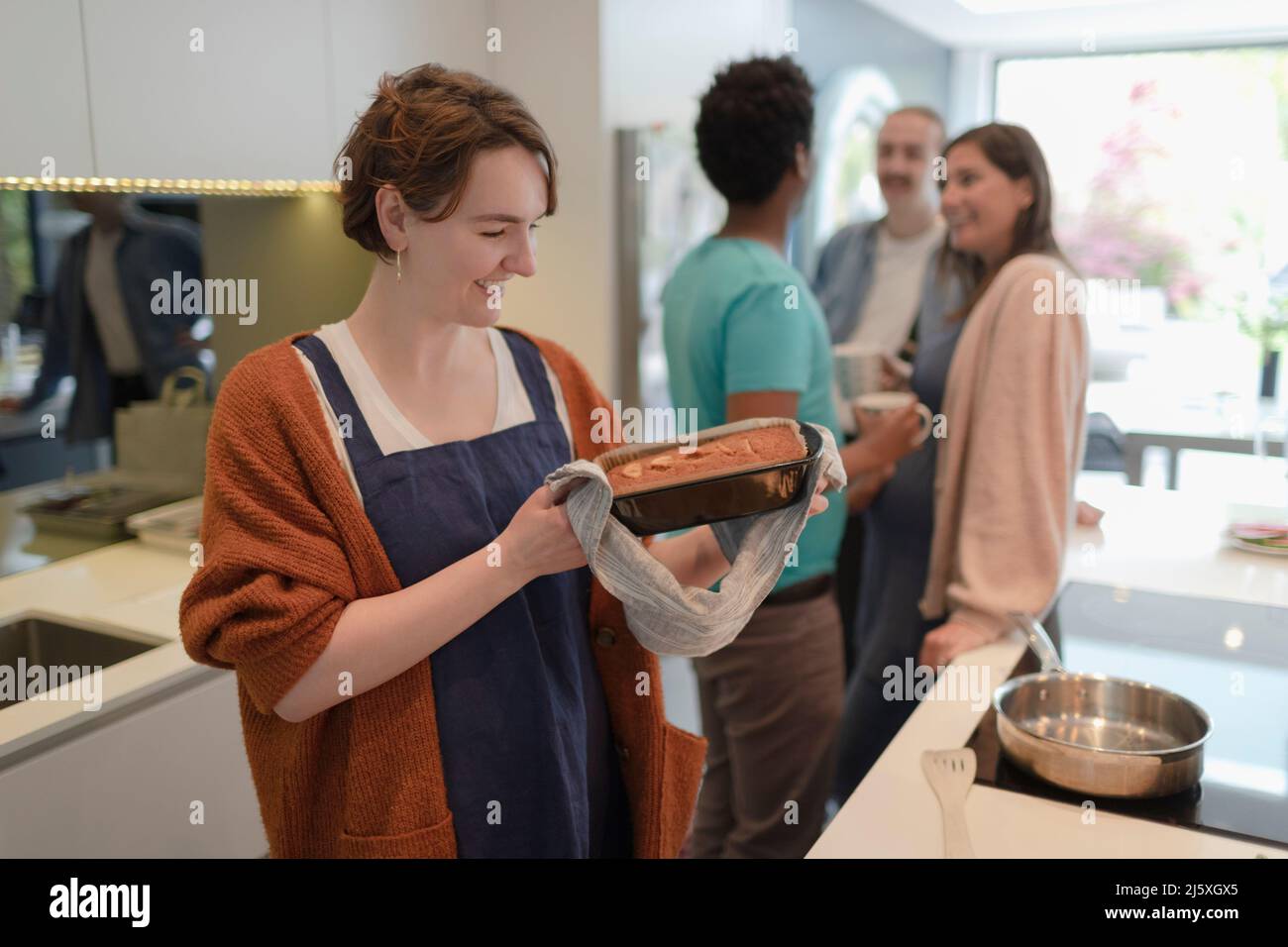 Women baking cake hi-res stock photography and images - Alamy