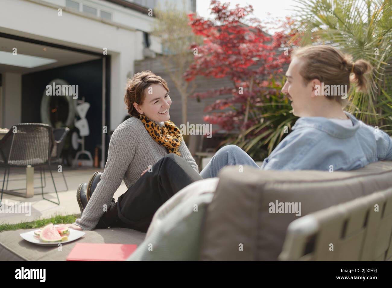 Young people talking lounge hi-res stock photography and images - Alamy