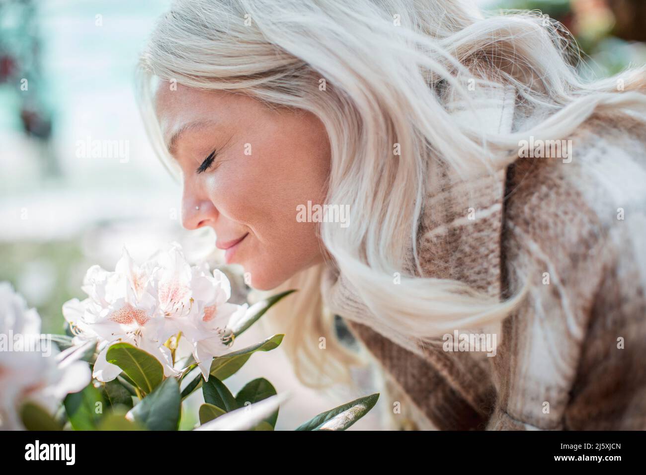 Smelling flower hi-res stock photography and images - Alamy