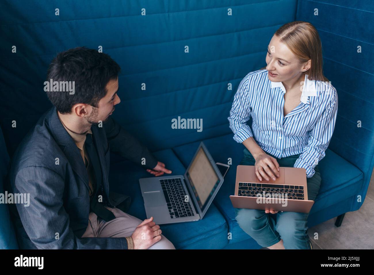 Informal chat office hi-res stock photography and images - Alamy