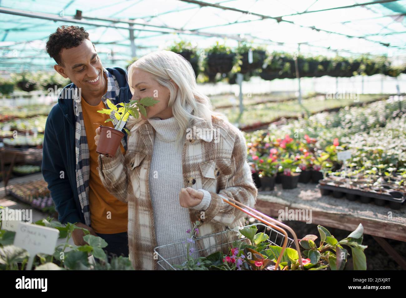 Couple shopping plants together hi-res stock photography and images - Alamy