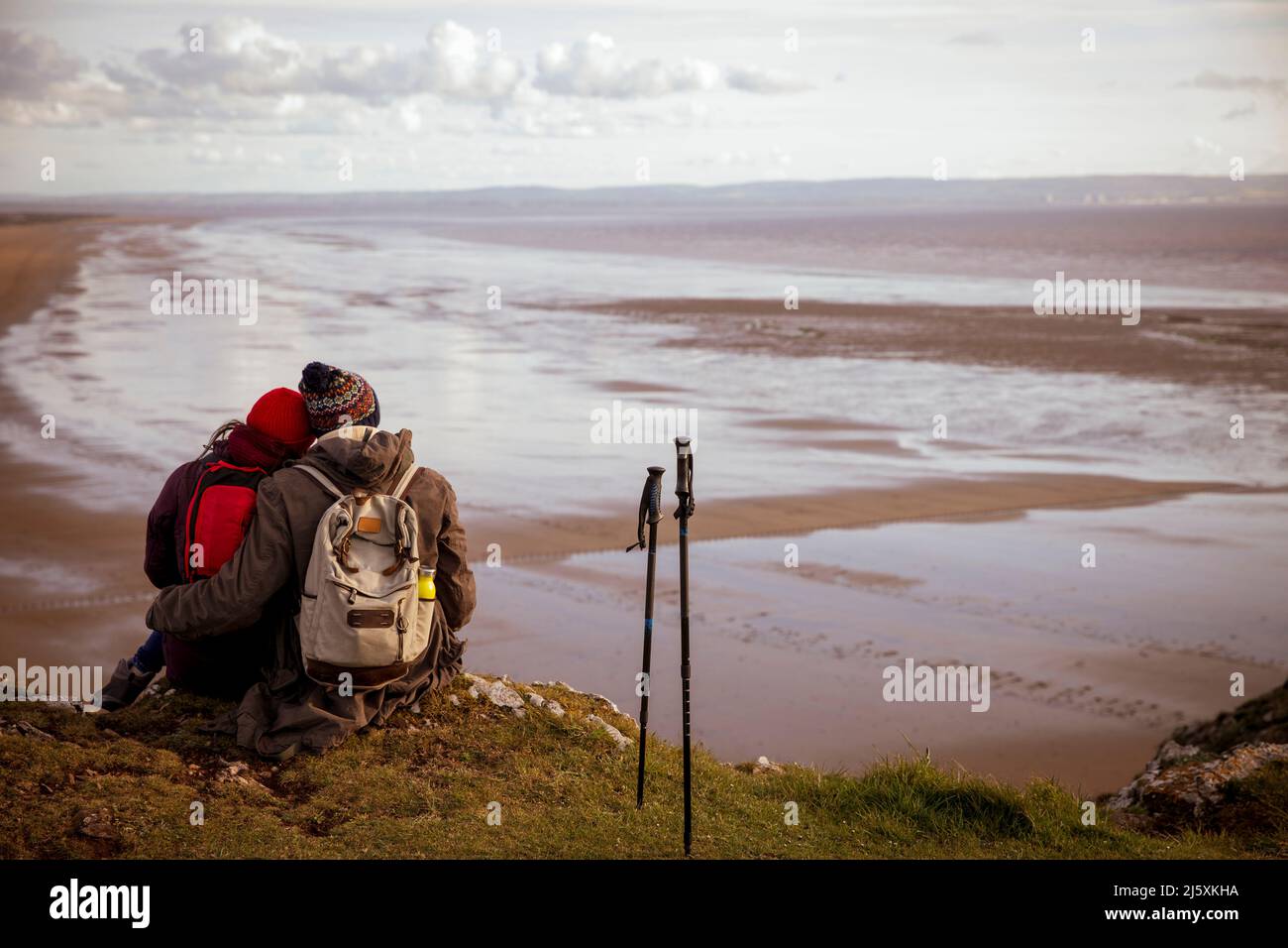 Man looking over a cliff hi-res stock photography and images - Alamy