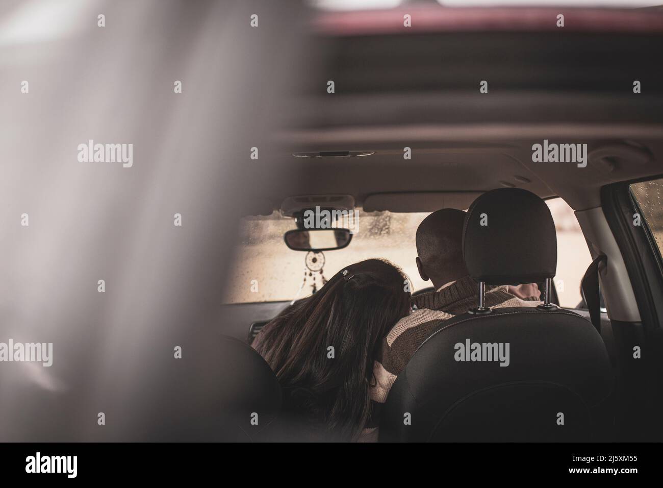 Couple in car hi-res stock photography and images - Alamy