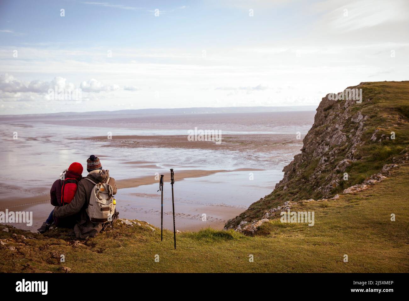 Man looking over a cliff hi-res stock photography and images - Alamy