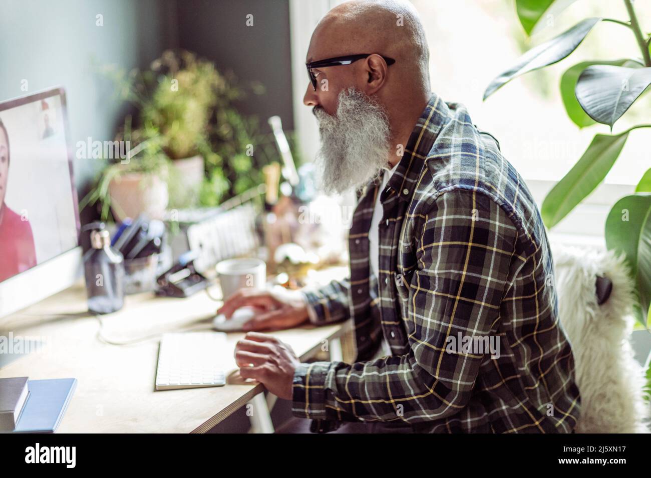 Man desk office profile sitting hi-res stock photography and images - Alamy