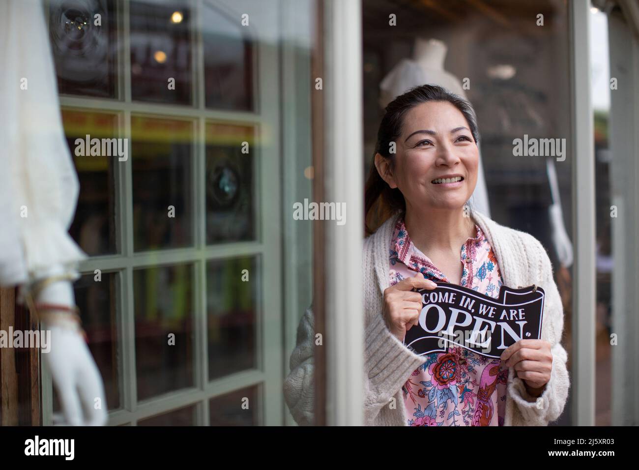 Person holding sign hi-res stock photography and images - Alamy