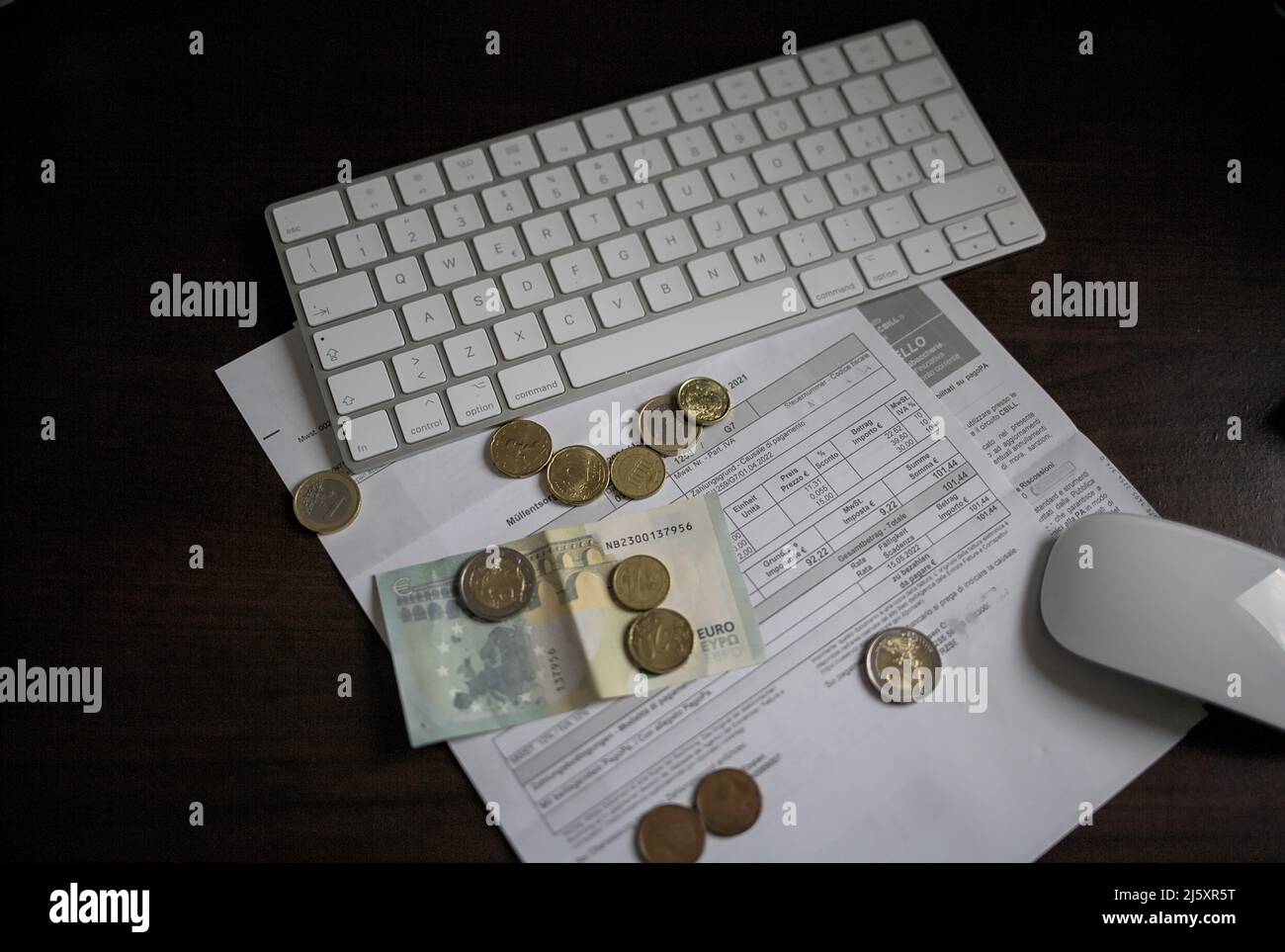 Rich pay hi-res stock photography and images - Alamy