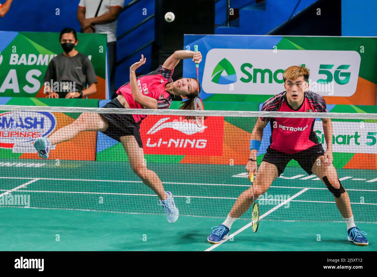 Manila, Philippines. 26th Apr, 2022. Hoo Pang Rong (R)/Cheah Yee See of ...