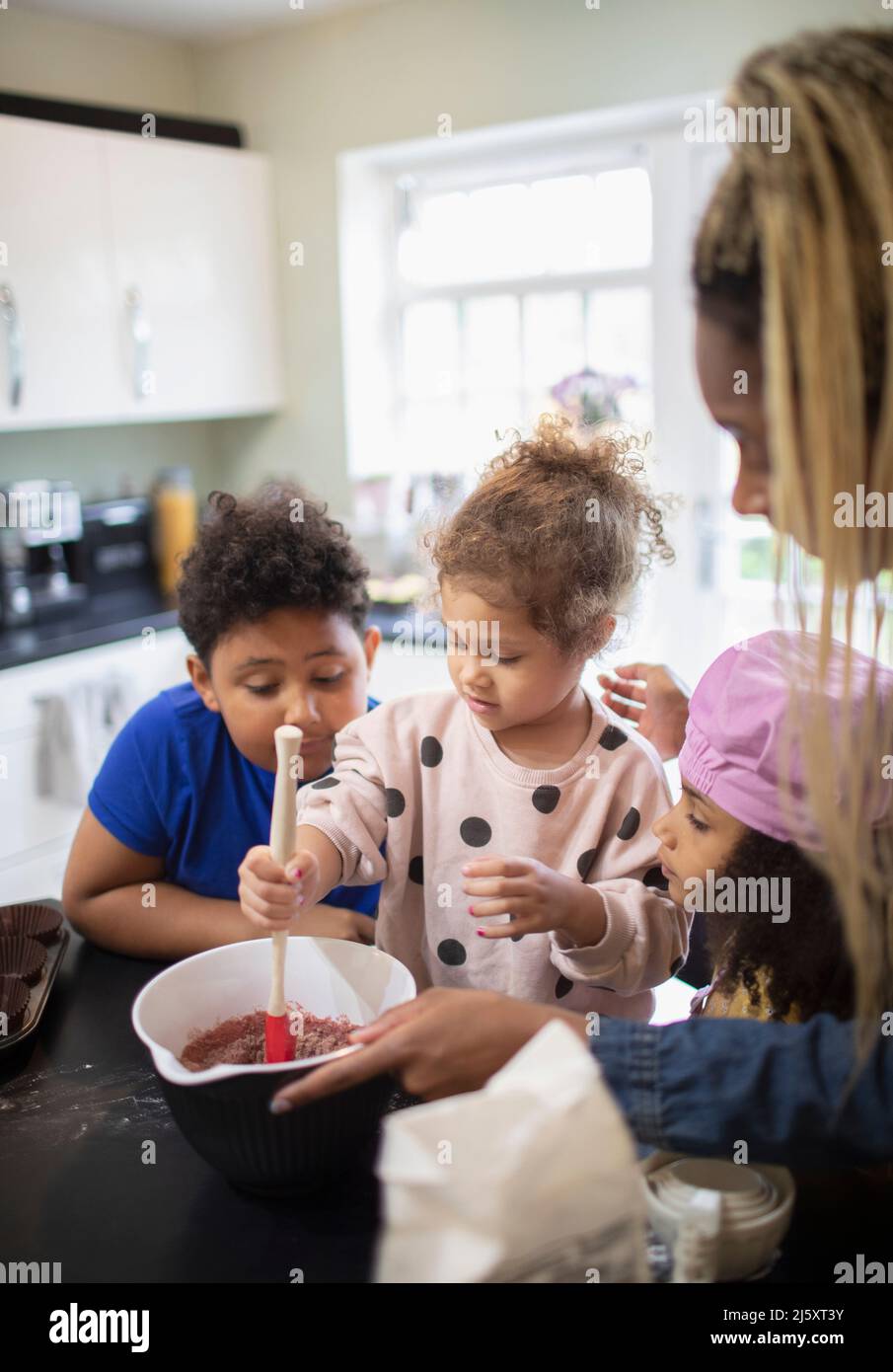 Kids baking hi-res stock photography and images - Alamy