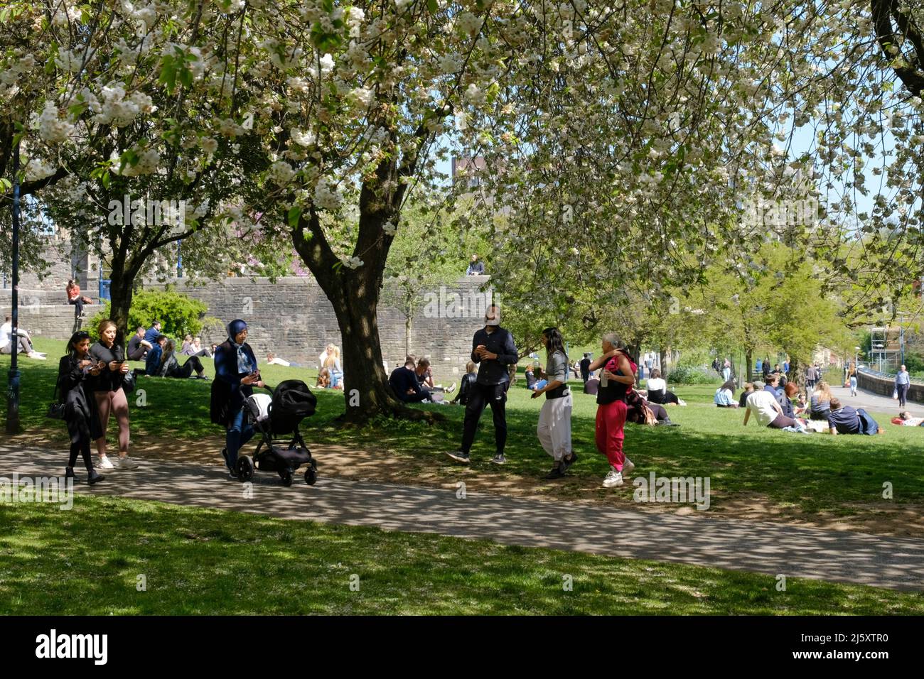 Bristol, UK. 26th Apr, 2022. People enjoying the Spring weather and ...