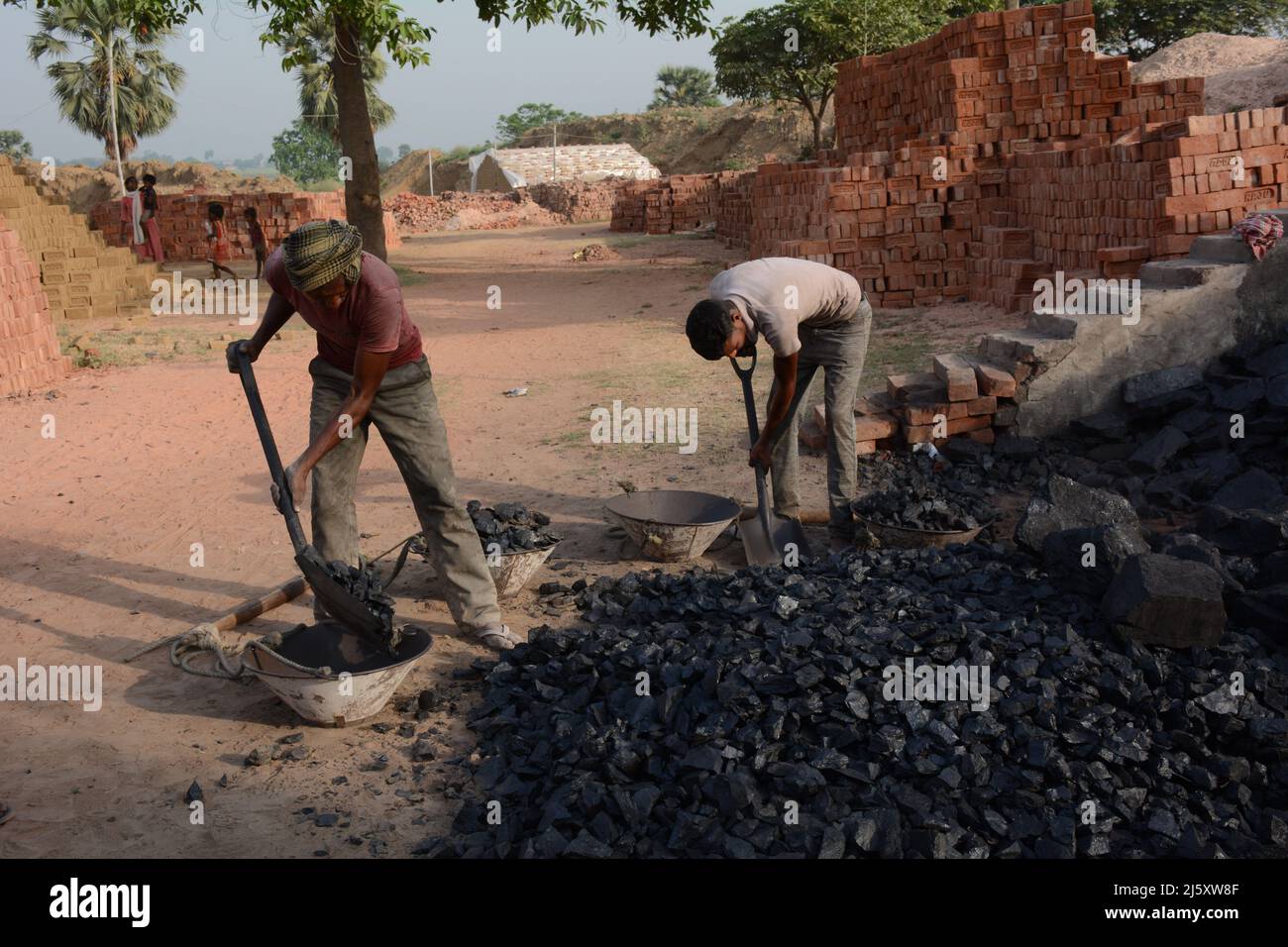 Women migrant labourers hi-res stock photography and images - Alamy