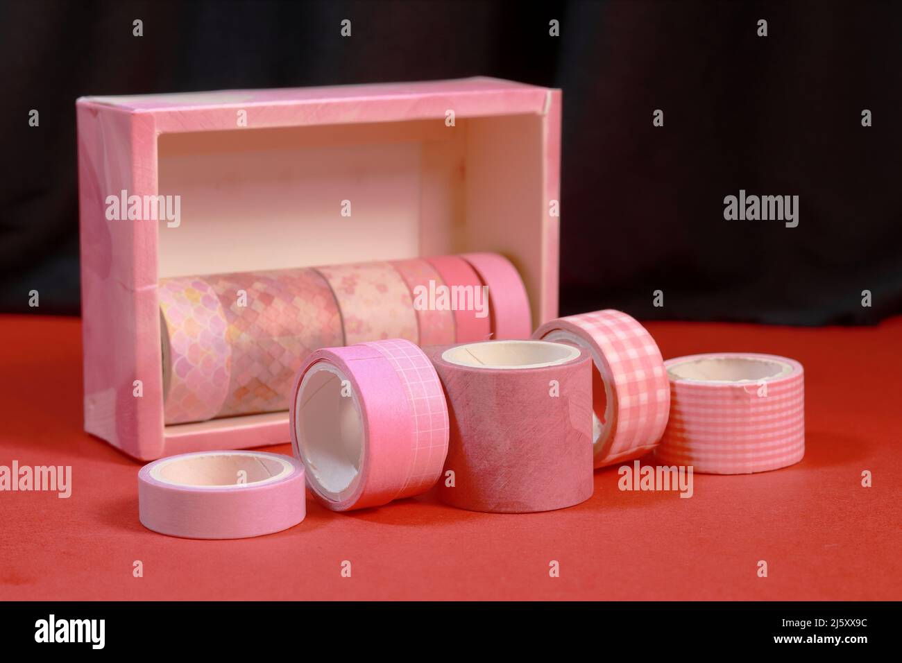 Pink tissue paper flower hi-res stock photography and images - Alamy