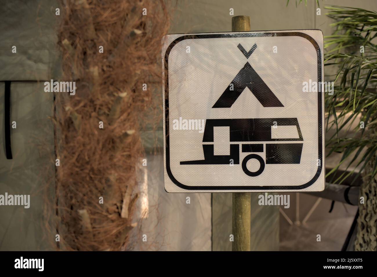 Camping symbol hi-res stock photography and images - Alamy