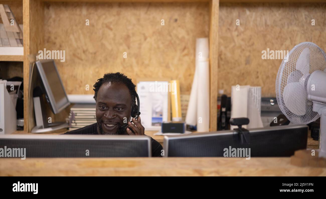 Businessman headset hi-res stock photography and images - Alamy