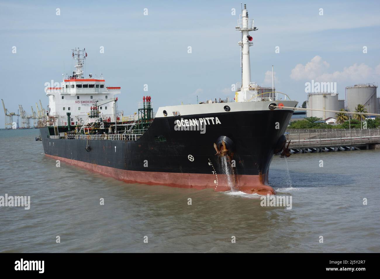 Ship off loading hi-res stock photography and images - Alamy