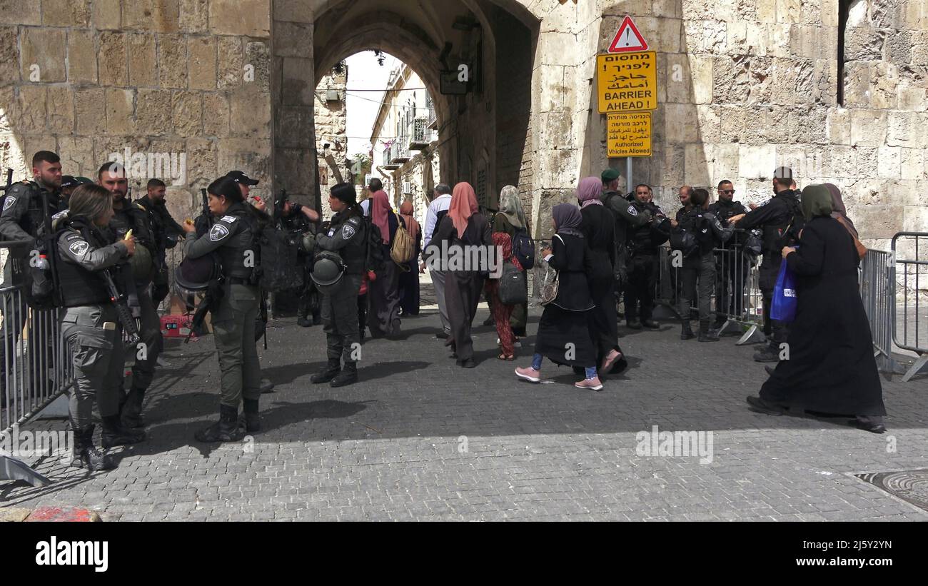 Members of Israeli security forces stand guard as thousands of Muslims ...