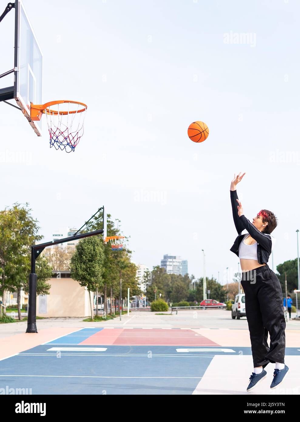 Female basketball player hoop hi-res stock photography and images - Alamy