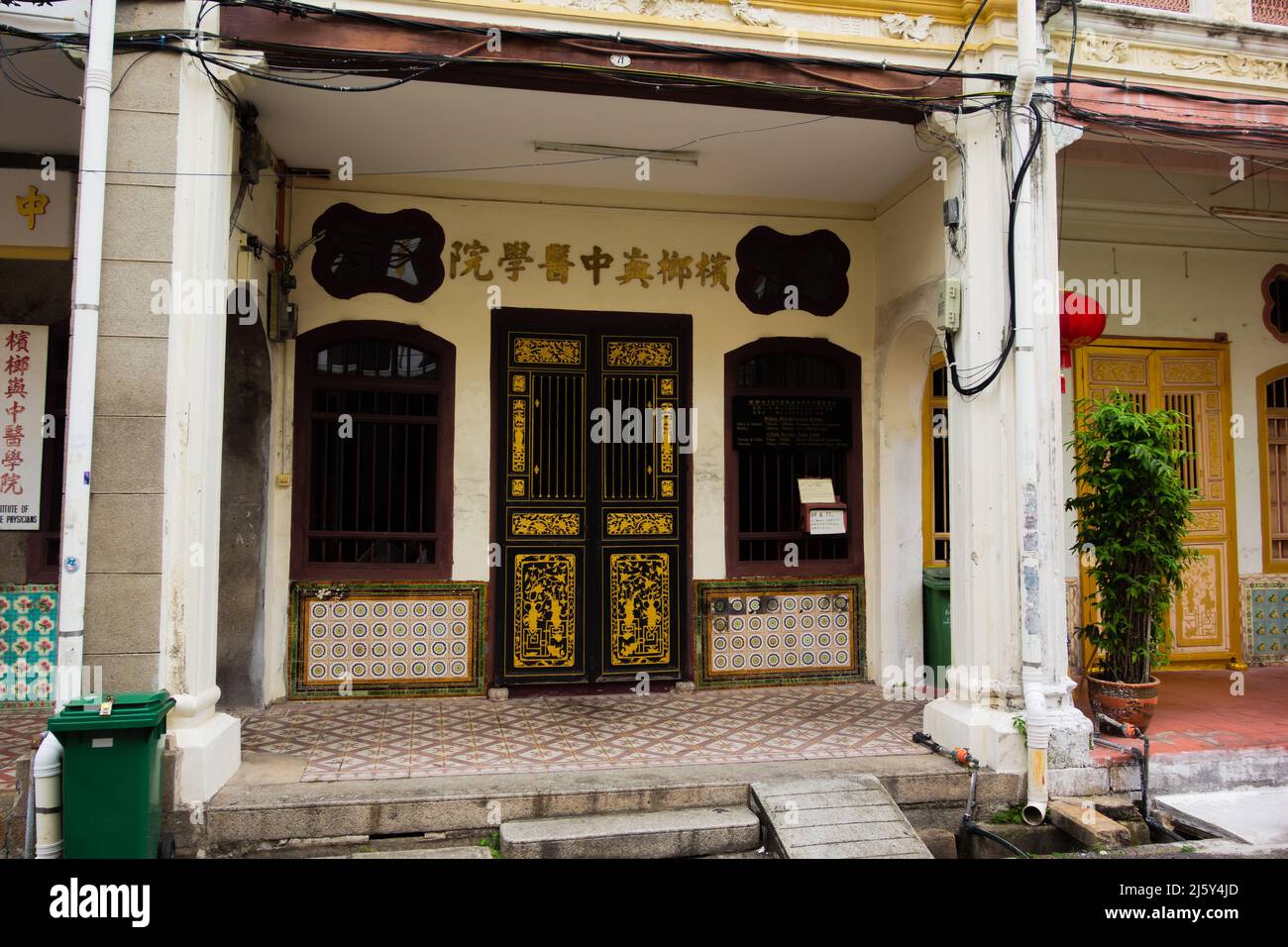 Chinese traditional windows chinese temple hi-res stock photography and ...