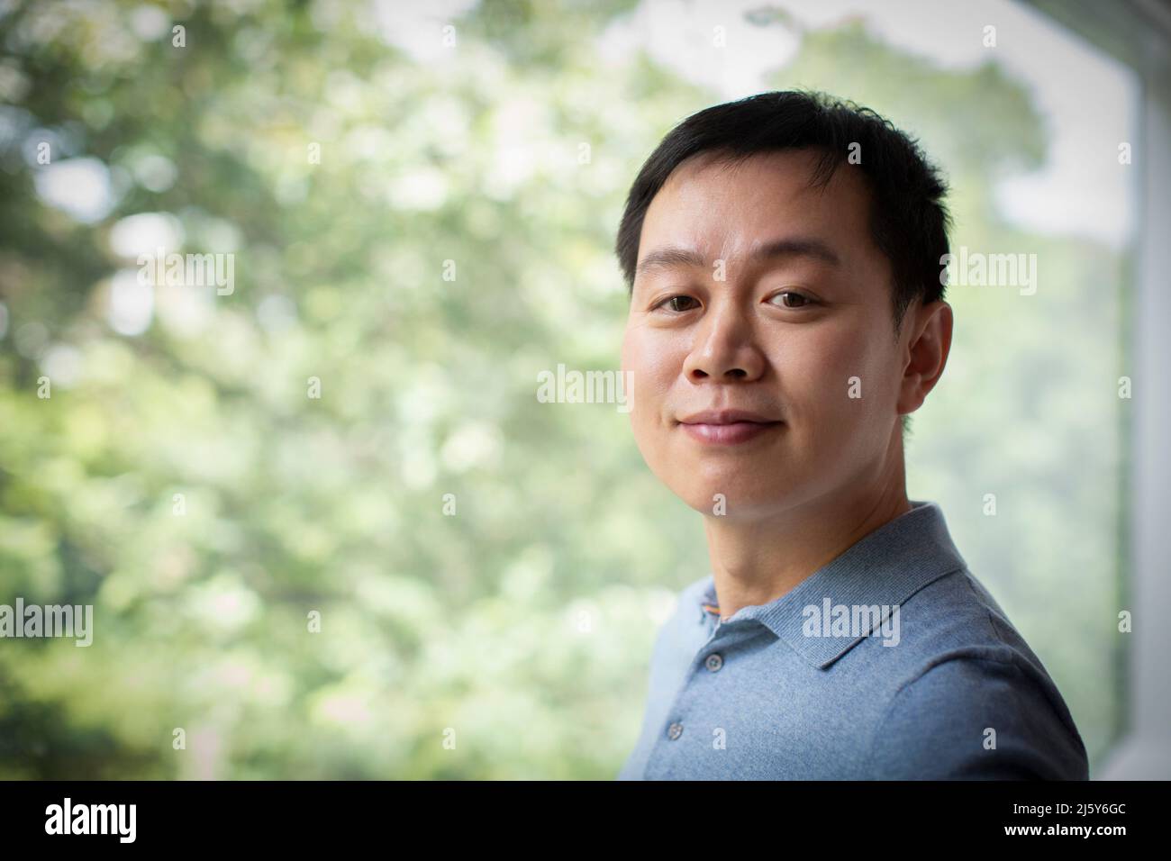 Smiling chinese man hi-res stock photography and images - Alamy