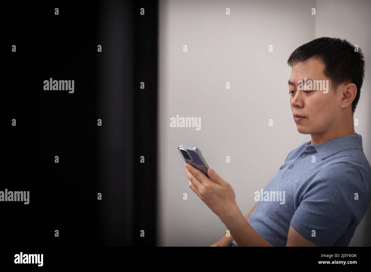 Chinese using phone hi-res stock photography and images - Alamy