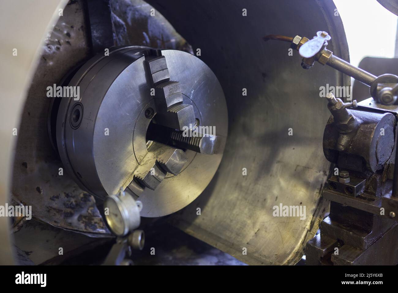 Lathe machine cutting clamping hi-res stock photography and images - Alamy