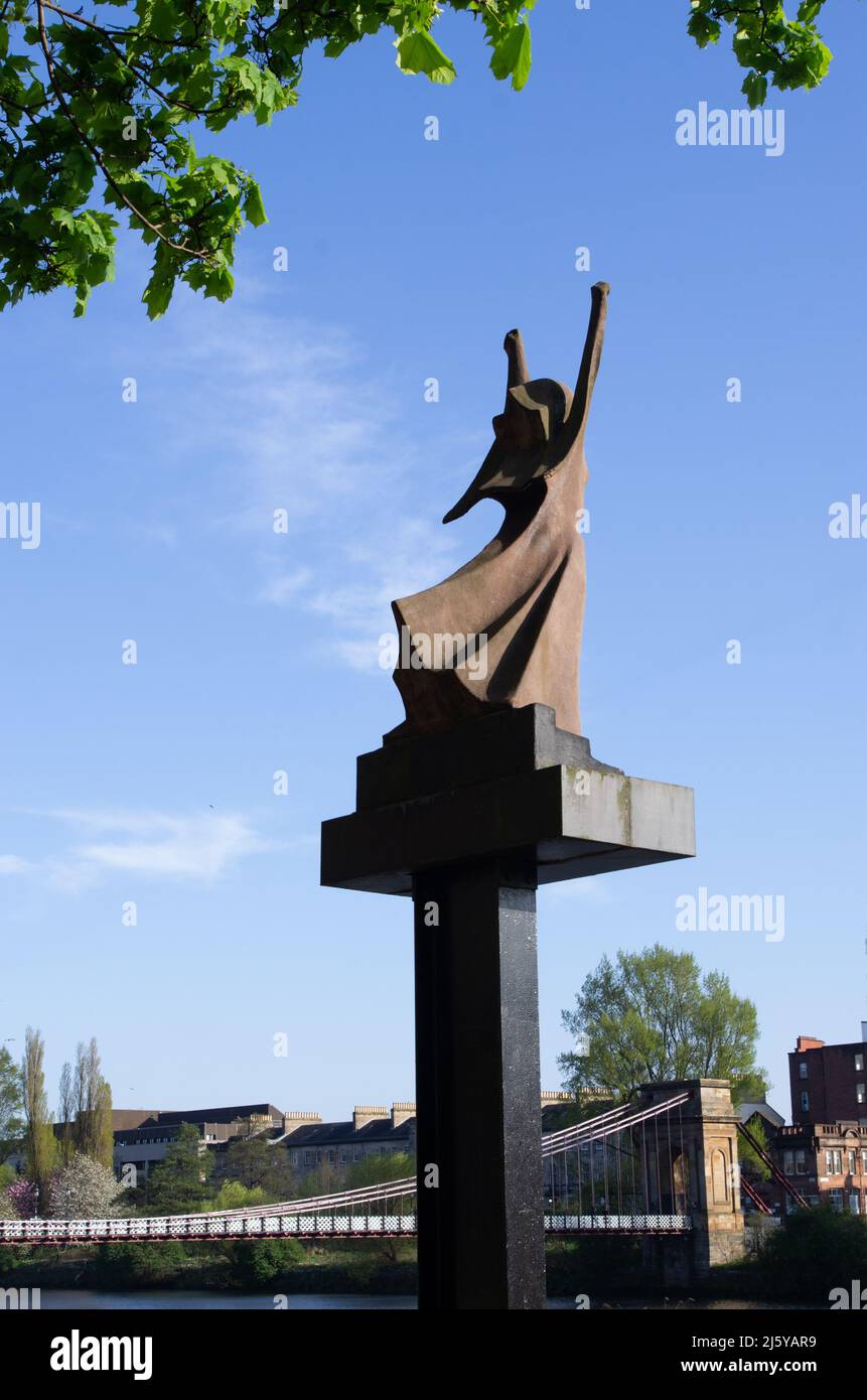 La Pasionaria Memorial Statue by Arthur Dooley by the River Clyde ...