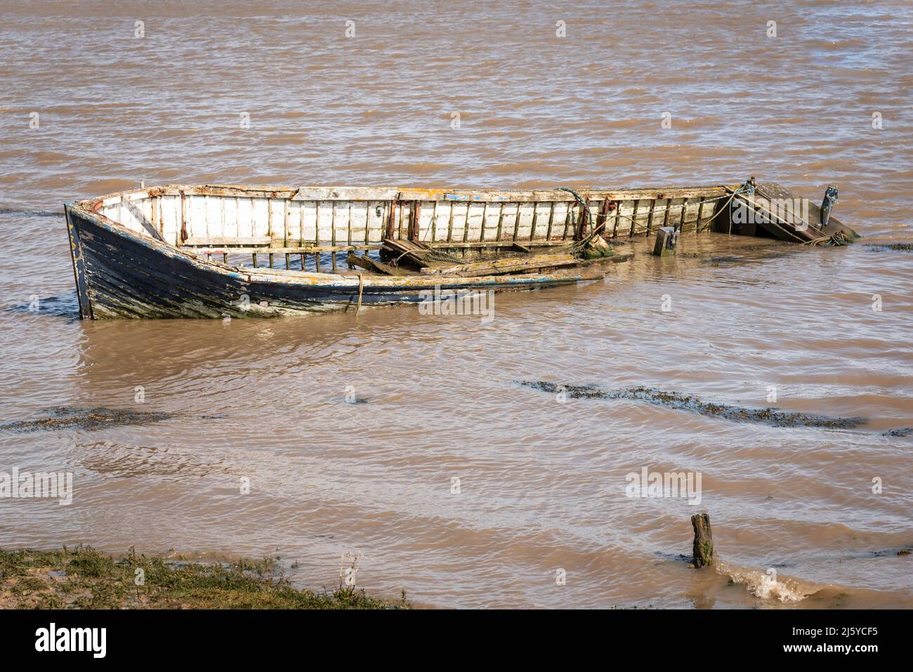 Sunken wooden boat hi-res stock photography and images - Alamy