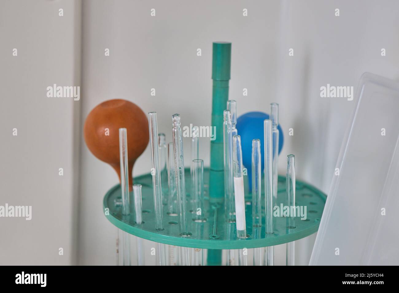 Empty podium glass with glass geometric platform. science laboratory ...