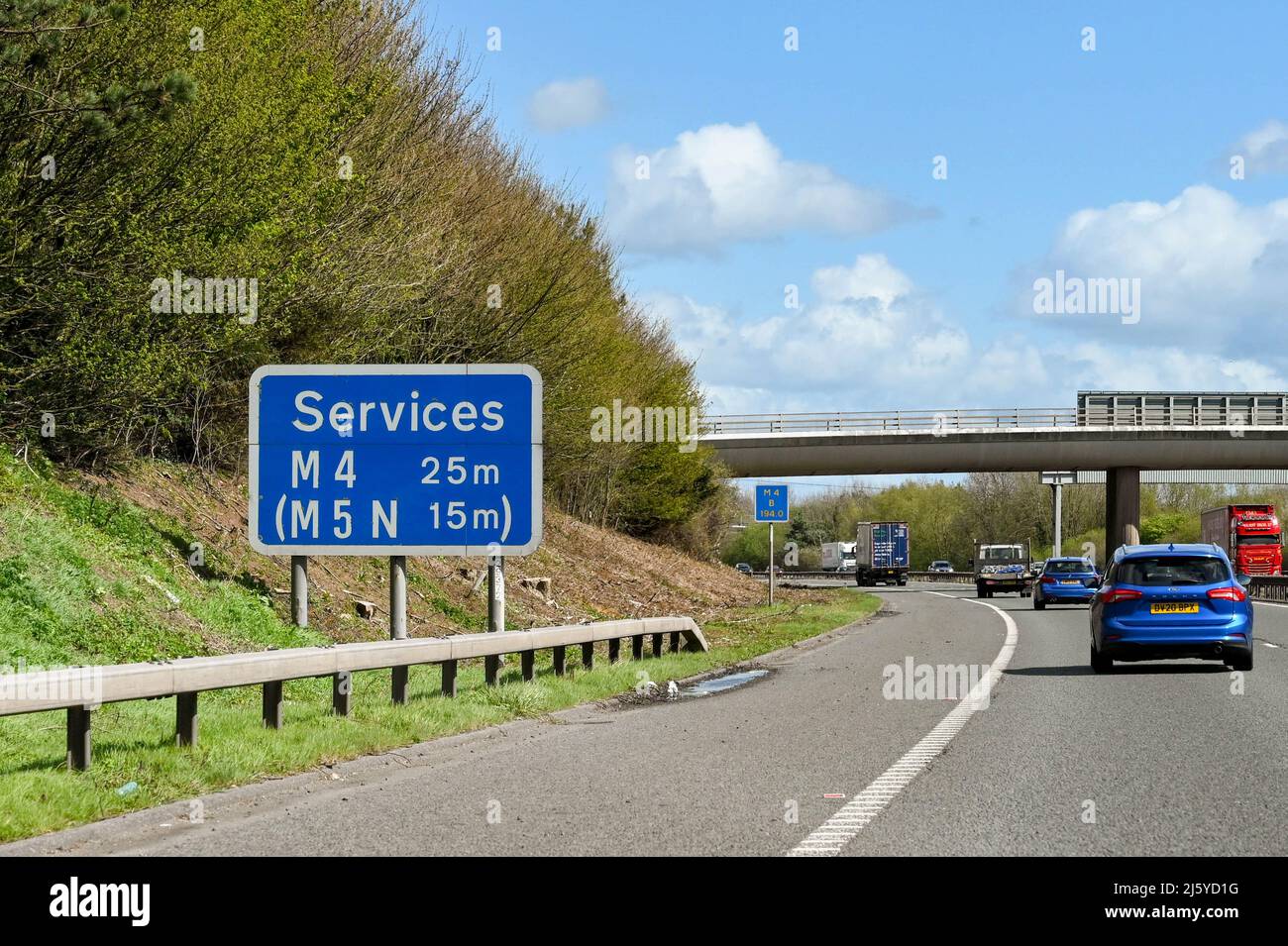 M4 motorway sign hi-res stock photography and images - Alamy
