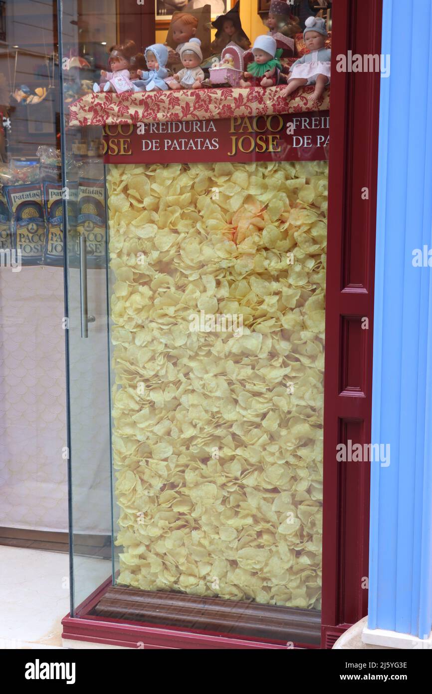 Crisps store hi-res stock photography and images - Alamy