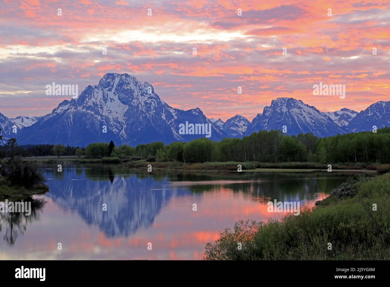 Sunset at Oxbow Bend on the Snake River in Grand Teton National Park ...